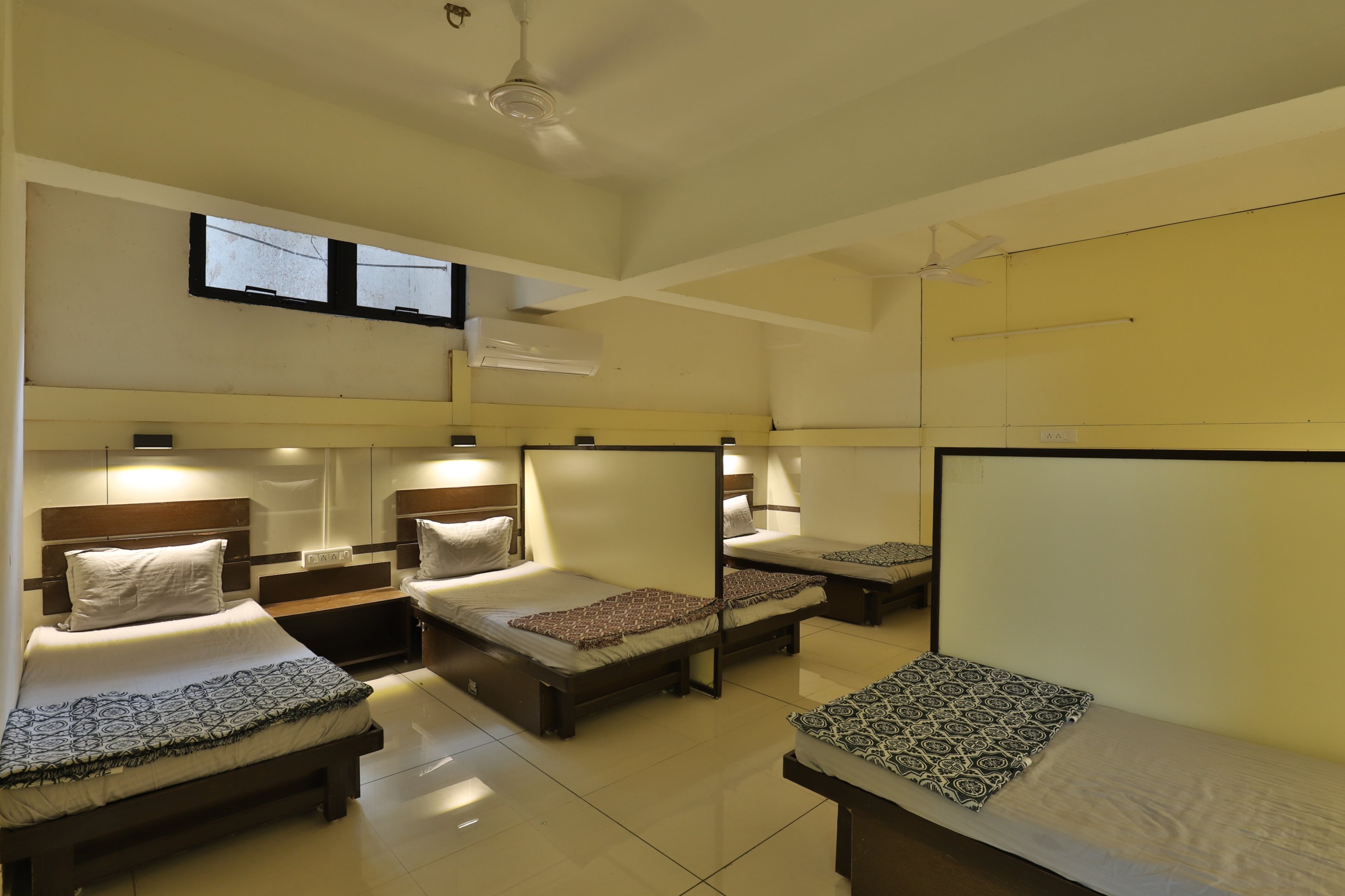 Night Halt Dormitory, Ahmedabad Hostel 𝐏𝐡𝐨𝐭𝐨𝐬 & 𝐑𝐞𝐯𝐢𝐞𝐰𝐬
